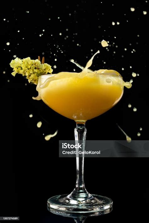 망고와 알코올 칵테일 다이키리 망고 마가리타 프라페와 검은 색 배경에 스플래시 공간을 복사합니다 마티니에 대한 스톡 사진 및 기타 이미지 Istock