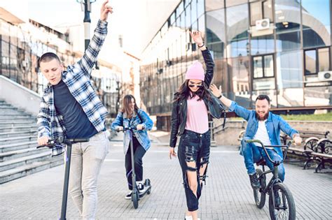 자전거 스케이트 보드 및 전기 스쿠터와 자유를 표현하는 친구 거리에 대한 스톡 사진 및 기타 이미지 거리 교통수단 길거리 스타일 Istock