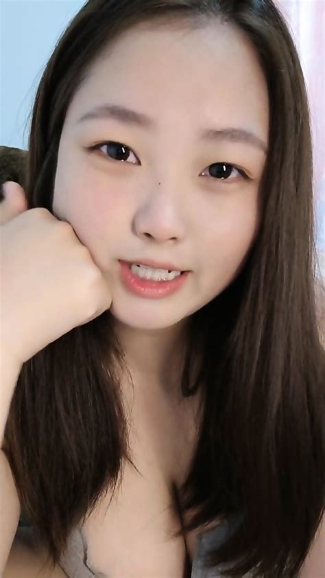 A Girl With A Sweet Face A Round Face Fair Skin And Big Breasts X0127