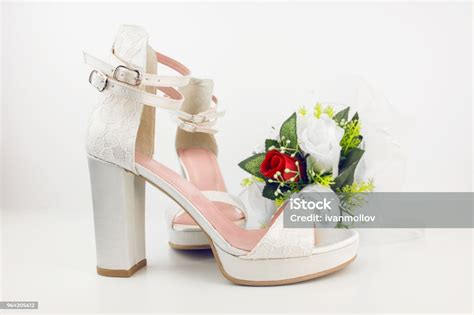 우아한 럭셔리 레이스 신부 웨딩 슈즈와 부케 흰색 배경 근접 촬영에 빨간 장미와 함께 개인 장식품에 대한 스톡 사진 및 기타 이미지 개인 장식품 결혼 의식 결혼식