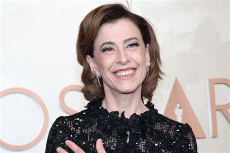 Fernanda Torres curte férias após campanha do Oscar HZ