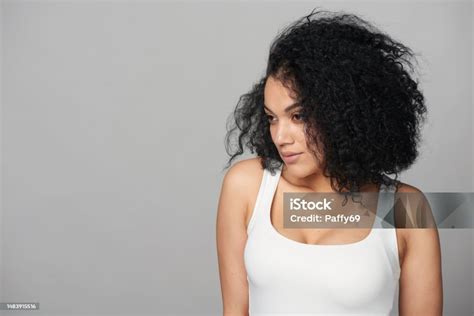 자연스러운 곱슬곱슬한 검은 머리를 가진 잠겨 있는 혼혈 아프리카 소녀 복사 공간이 있는 회색 배경 20 29세에 대한 스톡 사진 및 기타 이미지 Istock