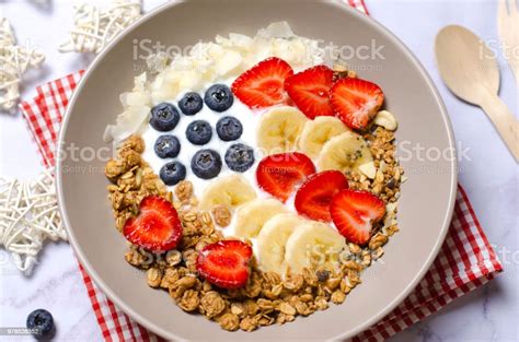 요구르트와 미국 국기 맛 있는 건강 한 아침 식사의 형태로 신선한 딸기와 홈메이드 그 라 놀라의 그릇 0명에 대한 스톡 사진 및 기타 이미지 Istock