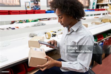골판지 상자를 준비하는 여성 유통 창고 운영자의 측면 보기 공장 산업 건물에 대한 스톡 사진 및 기타 이미지 공장 산업 건물 바코드 스캐너 산업 Istock