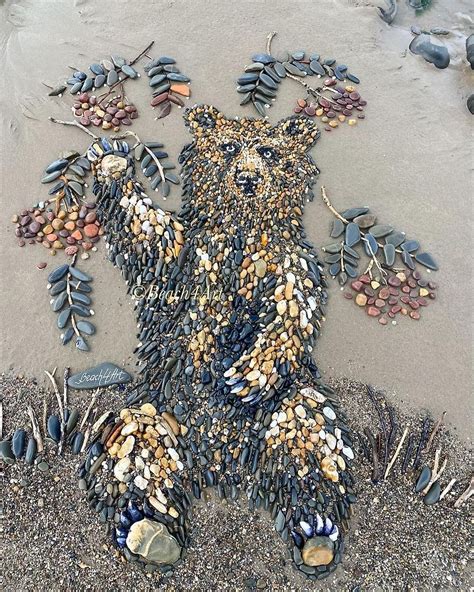 대지예술과 자연이 어우러진 어느 한 가족의 특별한 해변 자갈 작품