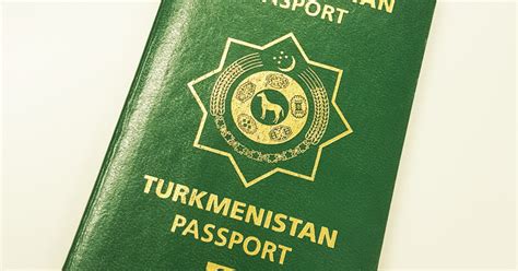 Туркменских чиновников обязали сдать загранпаспорта