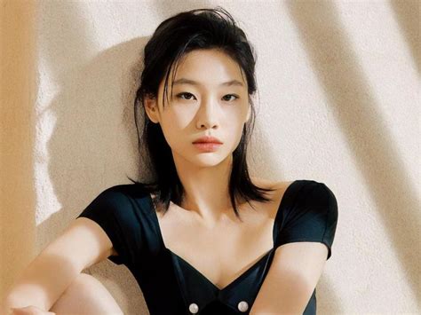 Чон Хо Йон із «Гри в кальмара стала першою східноазіатською моделлю на обкладинці Vogue Новини