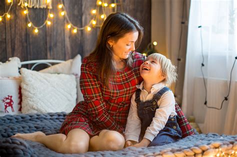 유아 아이 포옹 어머니 에 침대 귀여운 금발 소년과 엄마 포옹 크리스마스 조명 주위 2명에 대한 스톡 사진 및 기타 이미지 2명 가정의 방 강아지 개 Istock