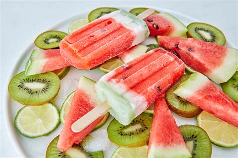 회색 배경에 흰색 접시에 얼음 라임 키 위 수 박의 달콤한 조각 막대기에 수 제 컬러 아이스크림 건강 한 여름 디저트 건강한 생활방식에 대한 스톡 사진 및 기타 이미지