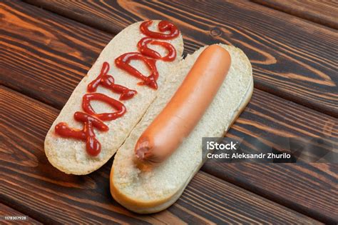 어두운 나무 책상에 삶은 소시지와 핫도그 롤빵 빵에 핫도그 텍스트입니다 맨 위 보기 클로즈업 0명에 대한 스톡 사진 및 기타 이미지 Istock