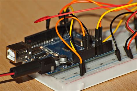 수제 전자 공학 및 로봇 공학 마이크로 회로 및 컬러 와이어가 닫힙니까 과학 전시회에서 전자 장치 및 메커니즘이 발표됩니다 0명에 대한 스톡 사진 및 기타 이미지 Istock