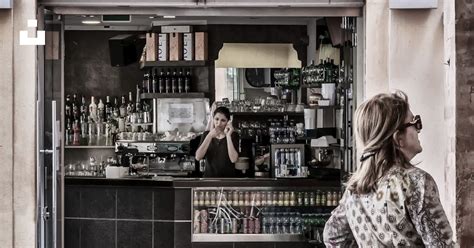 흰색과 갈색 긴 소매 셔츠와 파란색 데님 청바지를 입고 쇼핑 카트를 들고 있는 여자 사진 Unsplash의 무료 파 르 마 이미지