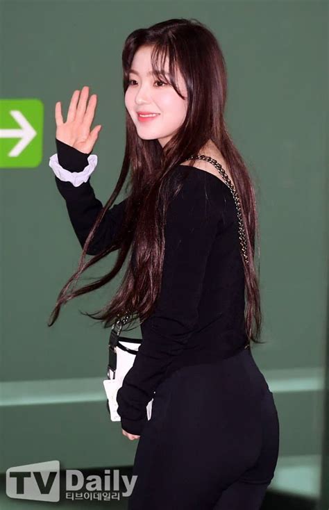 검은색 슬렉스 정장바지 입고 출국하는 레드벨벳 아이린 토실한 뒤태