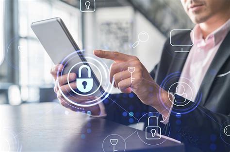 고객의 기밀 정보를 보호하기 위해 태블릿 장치를 사용하여 사이버 보안을 확인하는 소송에서 사업가 It 홀로그램 잠금 아이콘은