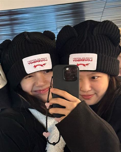Blackpink Lisa And Jennie