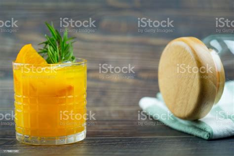얇게 썬 오렌지 과일과 얼음 조각을 곁들인 갓 짜낸 오렌지 주스 0명에 대한 스톡 사진 및 기타 이미지 0명 각얼음 감귤류 과일 Istock