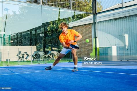 파란 잔디 파델 코트에서 파델 경기 잘 생긴 소년 선수 경기를 재생 파델에 대한 스톡 사진 및 기타 이미지 파델 패들테니스 놀기 Istock