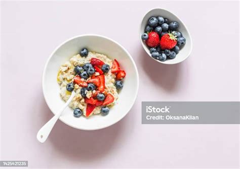 밝은 배경에 딸기 블루 베리 견과류 및 꿀이있는 오트밀 톱 뷰 0명에 대한 스톡 사진 및 기타 이미지 0명 건강한 식생활