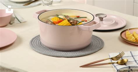 테이블에 흰색 세라믹 그릇 옆에 있는 명확한 마시는 유리 사진 Unsplash의 무료 갈색 이미지