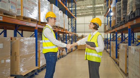 대형 창고 소매점 업계에서 일하는 근로자의 팀워크 재고 보관 랙 전자 상거래 및 물류 개념의 화물 내부 창고 사람들의 라이프 스타일 컨테이너 선적 서비스 20 24세에 대한