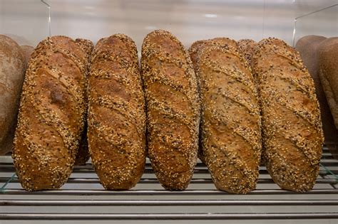 프랑스 제네빌리어스 03 11 2022 장인 제빵사 및 페이스트리 셰프 빵집에서 빵의 세부 사항 0명에 대한 스톡 사진 및 기타 이미지 Istock