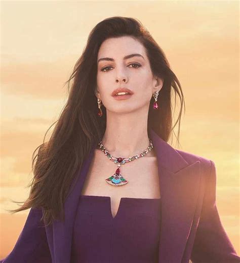 Ан Хатауей следва визията на поколението Z Новите родители