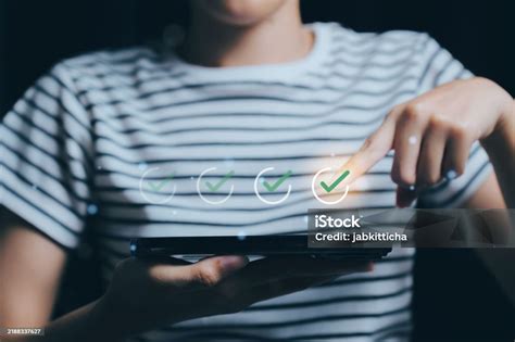 화면에 성공 또는 완료를 나타내는 확인 표시가 있는 스마트폰을 사용하는 사람 0명에 대한 스톡 사진 및 기타 이미지 0명 Brand Name Smart Phone