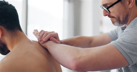 깊은 조직 압력 긴장 및 건강 관리를 위해 클리닉에서 사람들과 함께 마사지 물리 치료 및 등 근육 의료 재활 및 지원 도움 또는 치유를 위한 인간 및 환자와의 상담 25