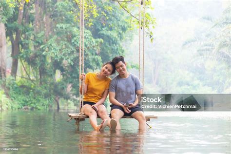 젊은 부부 남자와 여자 여자 친구와 남자 친구 아내 낸드 남편은 일몰에 나무 스윙에 손을 잡고 아름다운 자연 채광 사랑 신뢰 단합 서로 사랑하는 부부 2명에 대한 스톡 사진