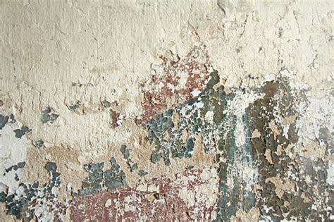 오래 된 벗 겨 지기 쉬운 흰색 페인트 지저분한 갈라진된 벽을 벗 균열 긁힌 자국 오래 된 페인트 박 리 및 배경에 석고 벽 시멘트의 빈티지 한 오래 된 시멘트 돌 벽에