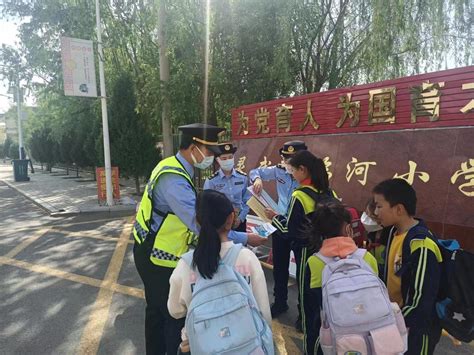 银川分局：执法服务 点燃路政宣传月热潮