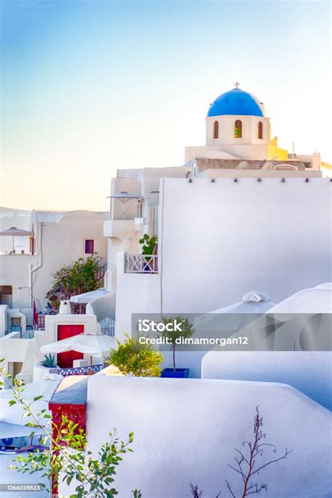 여행하는 사람들 유럽 목적지 그리스의 산토리니 섬에 있는 오이아 마을 교회의 고대 유명한 블루 돔 세로 이미지 컴포지션 0명에 대한 스톡 사진 및 기타 이미지 Istock