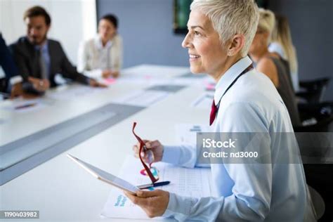 함께 일하고 브레인 스토밍하는 건축가 및 비즈니스 사람들의 그룹 건축에 대한 스톡 사진 및 기타 이미지 건축 건축가 계획 Istock