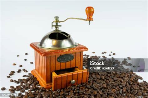 흩어져있는 커피 콩 및 흰색 배경 상자에서 망치 커피 커피 그 라인 더를 손 갈색에 대한 스톡 사진 및 기타 이미지 갈색