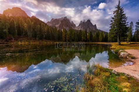 安托诺湖（lago Di Antorno）位于意大利贝卢诺省多洛米蒂山脉地区。高清摄影大图 千库网