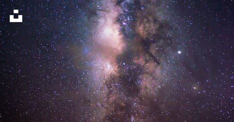 파란색과 흰색 별이 빛나는 밤하늘 사진 Unsplash의 무료 우주 이미지