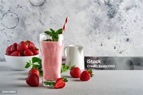 딸기 스무디 또는 가벼운 회색 배경에 높은 유리에 딸기와 민트와 밀크 쉐이크 여름 음료 쉐이크 밀크 쉐이크 다과 유기농 컨셉 텍스트에 대 한 배치 0명에 대한 스톡 사진 및