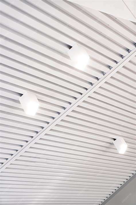 Techo Con Luces Brillantes En Una Oficina De Construcción De Un Centro