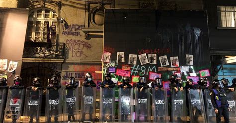 Feministas Tiran Valla Que Protegía La Casa De Andrés Roemer El
