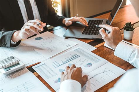 협력 비즈니스 팀 컨설팅 회의 기획 전략 및 브레인스토밍 새로운 비즈니스 프로젝트 2명에 대한 스톡 사진 및 기타 이미지 2명 경영자 계산기 Istock