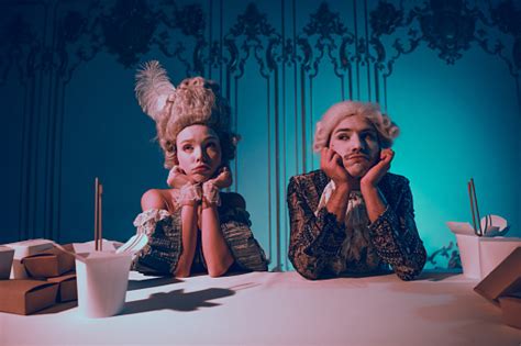 바로크 양식의 미학과 네온 조명이 돋보이는 테마의 장소에서 역사적인 의상을 입은 두 사람 16 17 살에 대한 스톡 사진 및 기타 이미지 16 17 살 20 24세