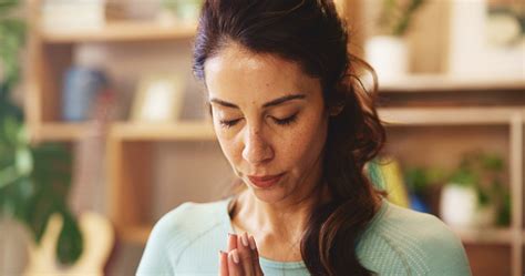 명상 기도 손 건강 피트니스 및 영적 웰빙을 위한 성숙한 여성과 함께하는 선 균형 마음 챙김 및 요가 운동 인식 및 에너지를