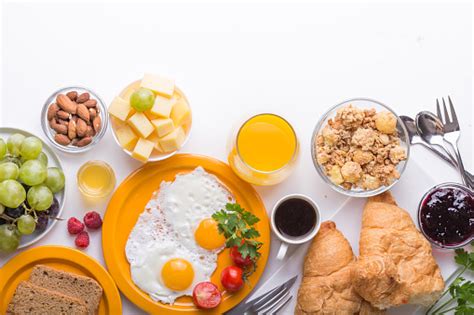 햇볕이 잘 드는 사이드 업 에그 토스트 커피 과일 야채와 오렌지 주스와 함께 홈메이드 아침 식사가 카피 공간이있는 상단보기