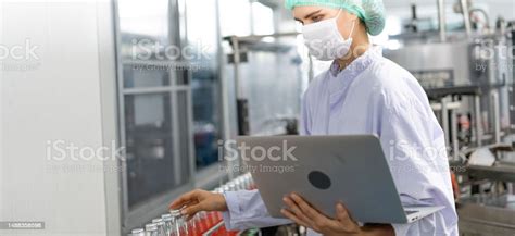 품질 관리 엔지니어는 과일 주스 또는 의약품의 생산 및 병입 시설에서 일합니다 직원은 고객에게 배달하기 전에 식품 및 의약품의 품질을 검사합니다 25 29세에 대한 스톡