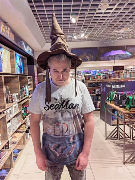 Создать мем распределяющая шляпа мем распределяющая шляпа Гарри Поттер Картинки Meme