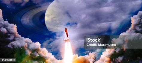 구름에서 우주로 셔틀 발사 배경에 별과 어두운 공간 우주선 비행 Nasa가 제공하는 이 이미지의 요소 0명에 대한 스톡 사진 및 기타 이미지 Istock