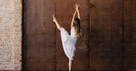 하얀 드레스를 입은 여자가 춤을 추고 있다 사진 Unsplash의 연기자 이미지