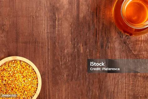 건강 한 유기농 식품입니다 꽃가루의 오버 헤드 사진과 꿀 항아리 복사 공간와 어두운 소박한 배경에 위에서 촬영 0명에 대한 스톡 사진 및 기타 이미지 Istock