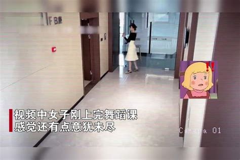 女生等电梯跳舞被路人撞见，四目相对瞬间太尴尬，随后操作引爆笑操作瞬间路人