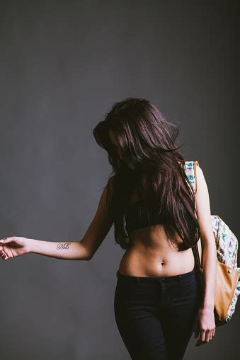 여자아이 억제하여 기미와 주근깨의 생성을 백패커 함께 2015년에 대한 스톡 사진 및 기타 이미지 2015년 가구 가방 Istock